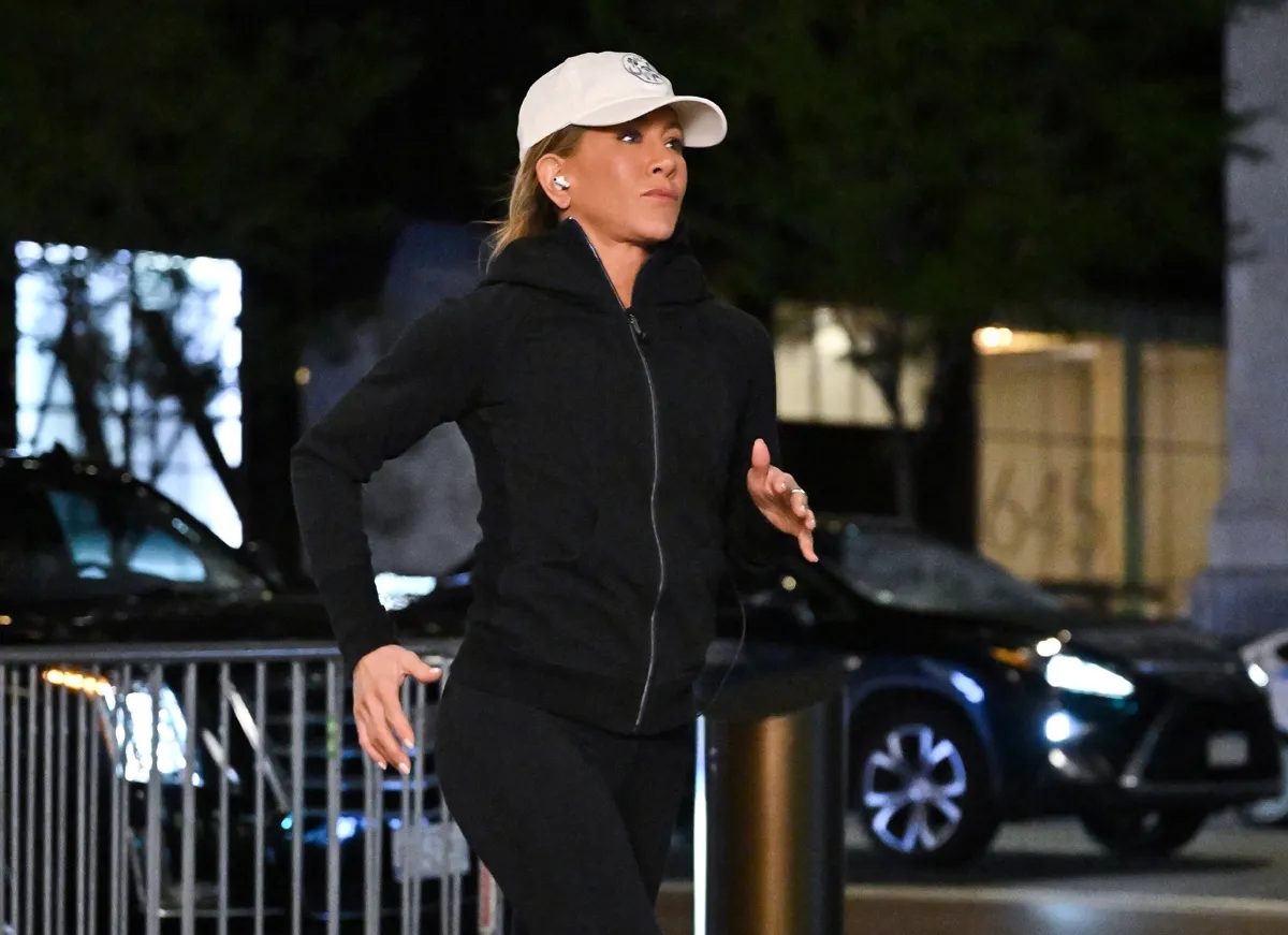 Jennifer Aniston corre por rua de Nova York para gravação de série ...